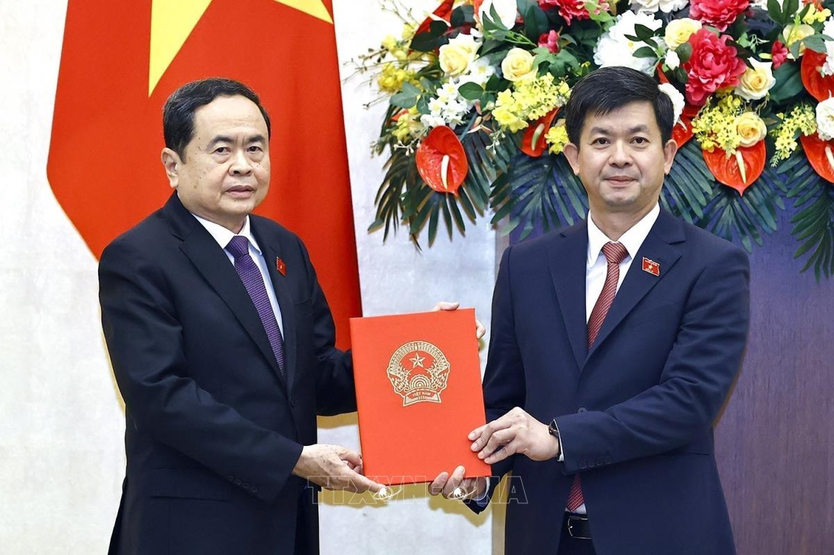 Chủ tịch Quốc hội Trần Thanh Mẫn trao Nghị quyết bổ nhiệm Chủ nhiệm Văn phòng Quốc hội đối với ...