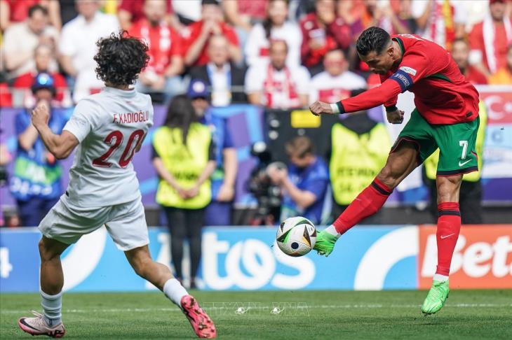 Thắng Thổ Nhĩ Kỳ 3-0, Bồ Đào Nha sớm giành vé vào vòng 1/8