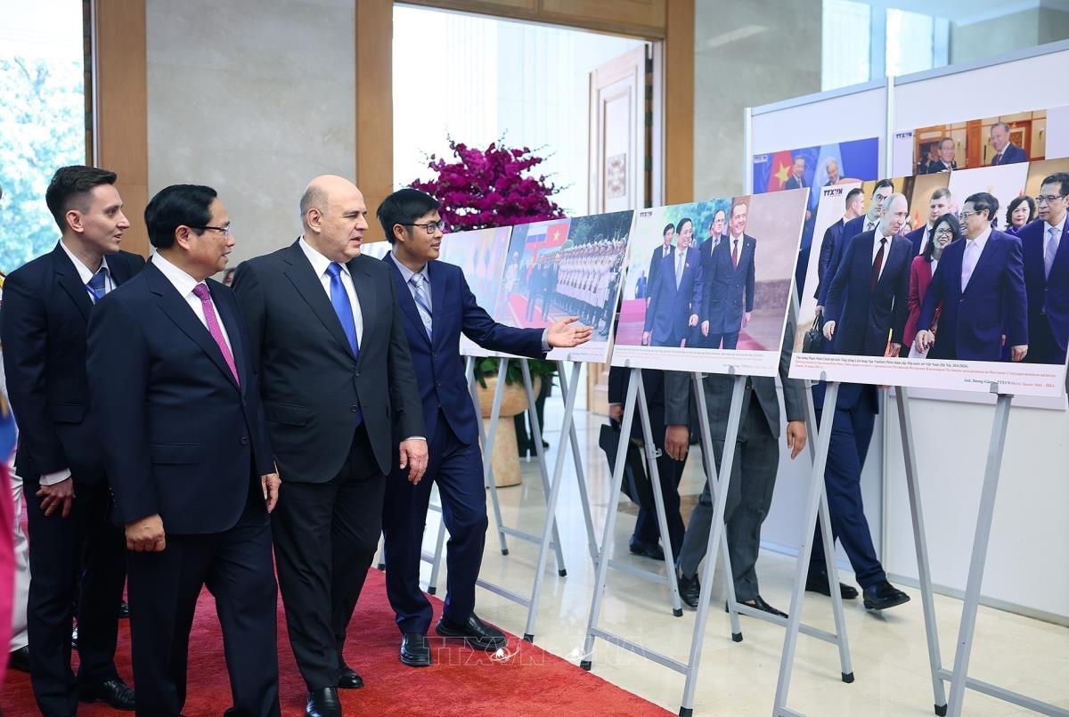 Hai Thủ tướng Việt Nam và LB Nga tham quan trưng bày ảnh về quan hệ hai nước