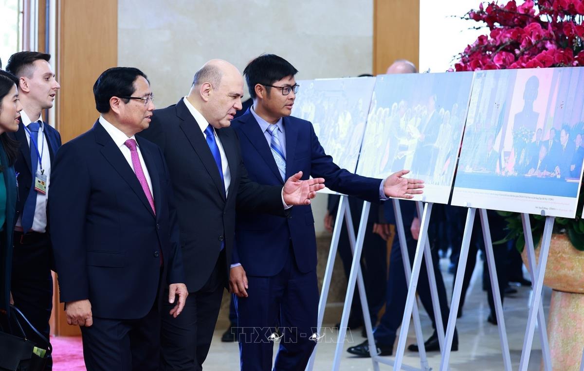 Hai Thủ tướng Việt Nam và LB Nga tham quan trưng bày ảnh về quan hệ hai nước