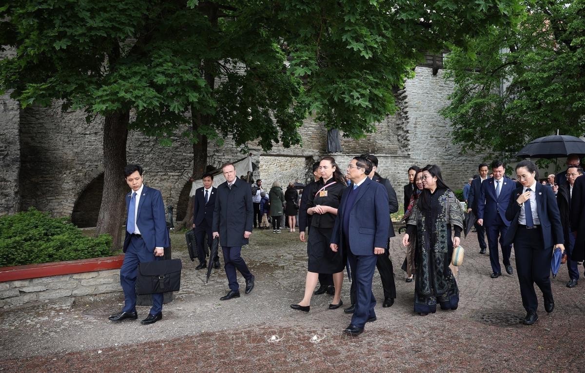 Thủ tướng và Phu nhân tham quan khu phố cổ Tallinn của Estonia